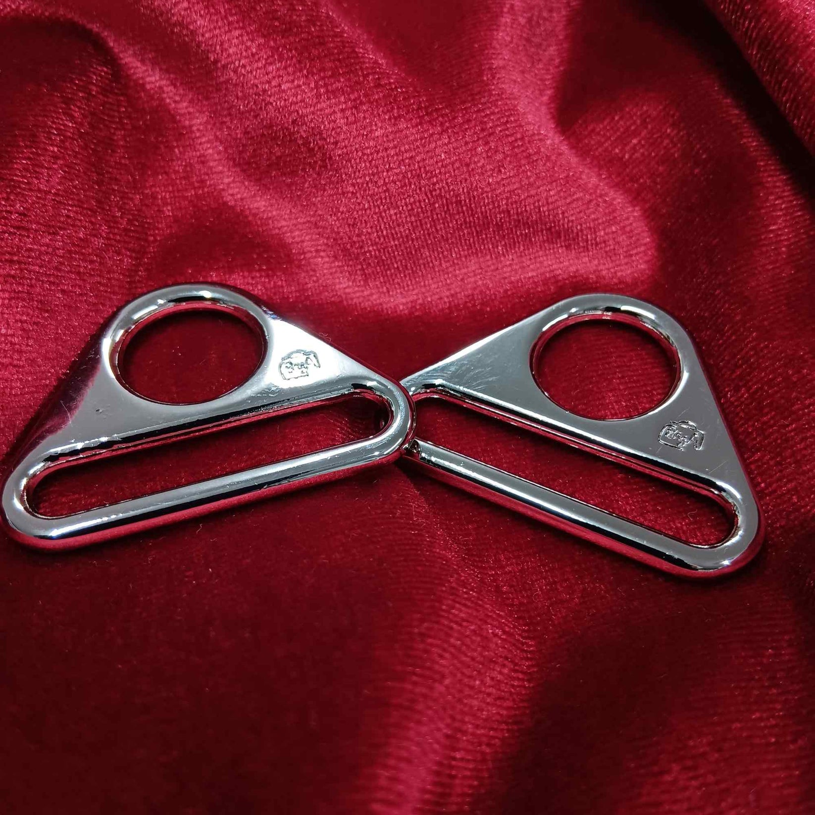 Flat Triangle Rings 1" Metal – Curtis Fabrics
